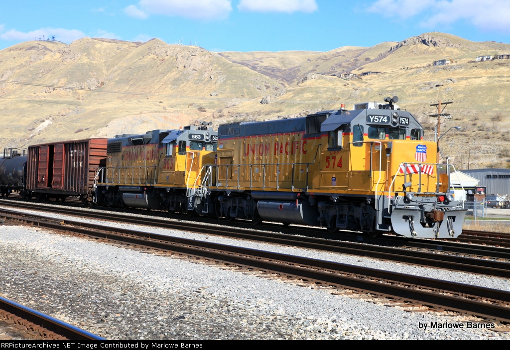 UP Y574 and sister robo geep 563 work the UP's North Yard